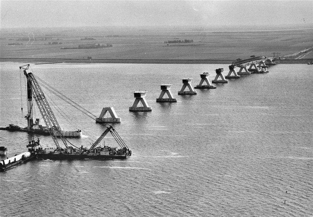 Zeelandbrug opknappen of vervangen? | Foto | AD.nl
