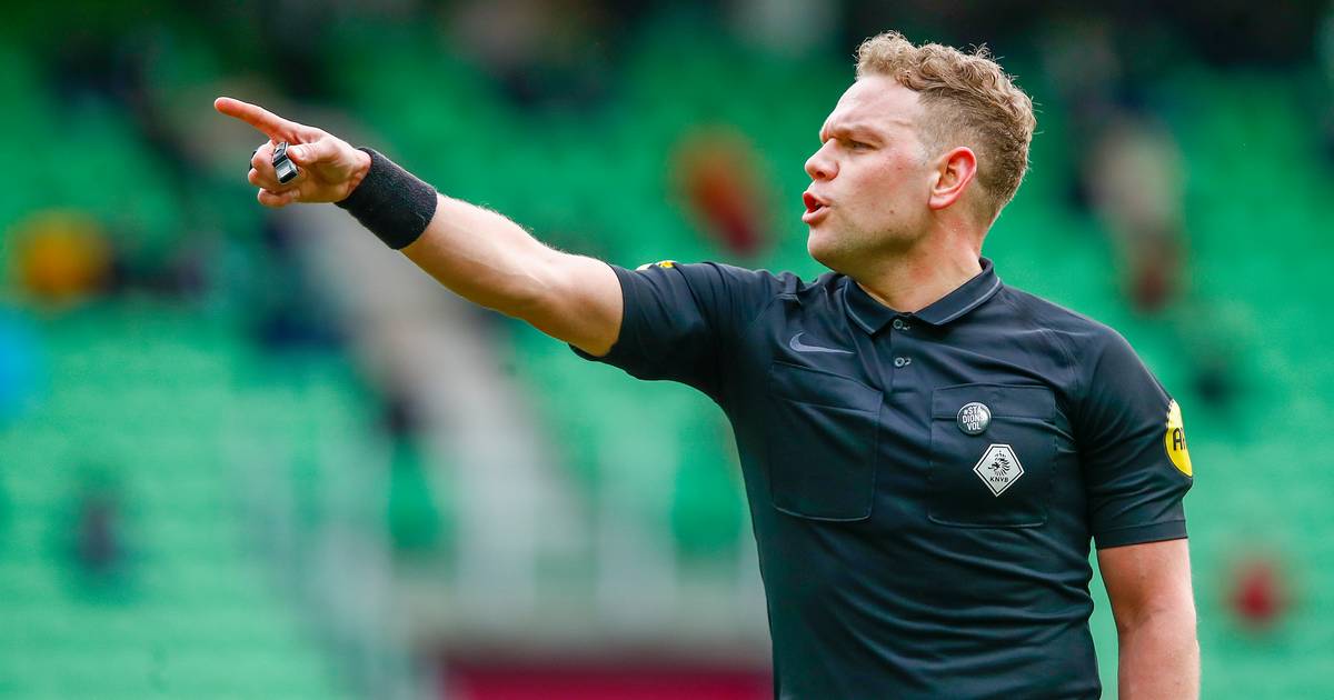 Talentvolle Alex Bos uit Elburg fluit Go Ahead Eagles op bezoek bij ...