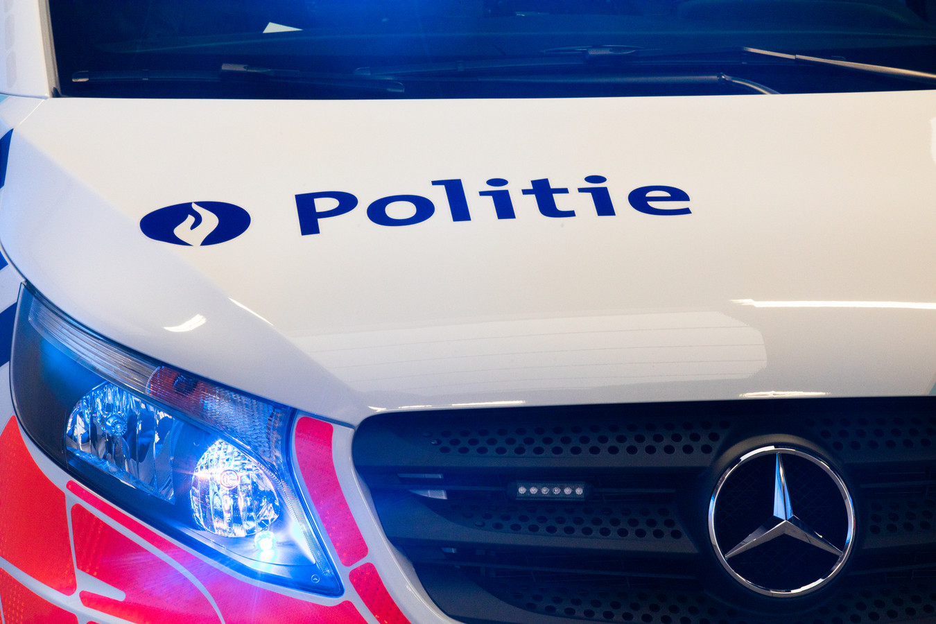 Zestiger onder invloed ramt geparkeerde wagen | Foto | hln.be