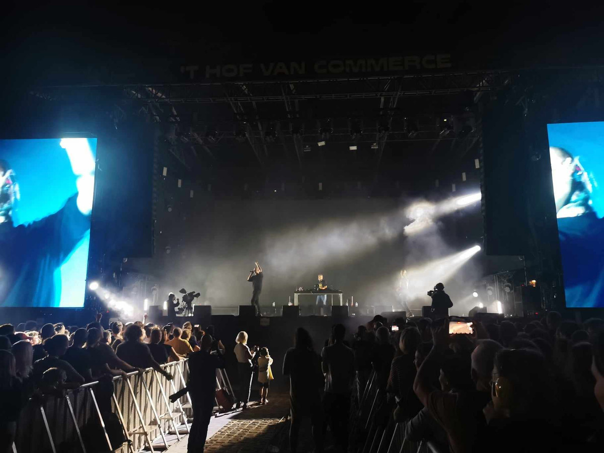 Achtduizend fans vieren zilveren jubileum ’t Hof van Commerce: “Trotser ...