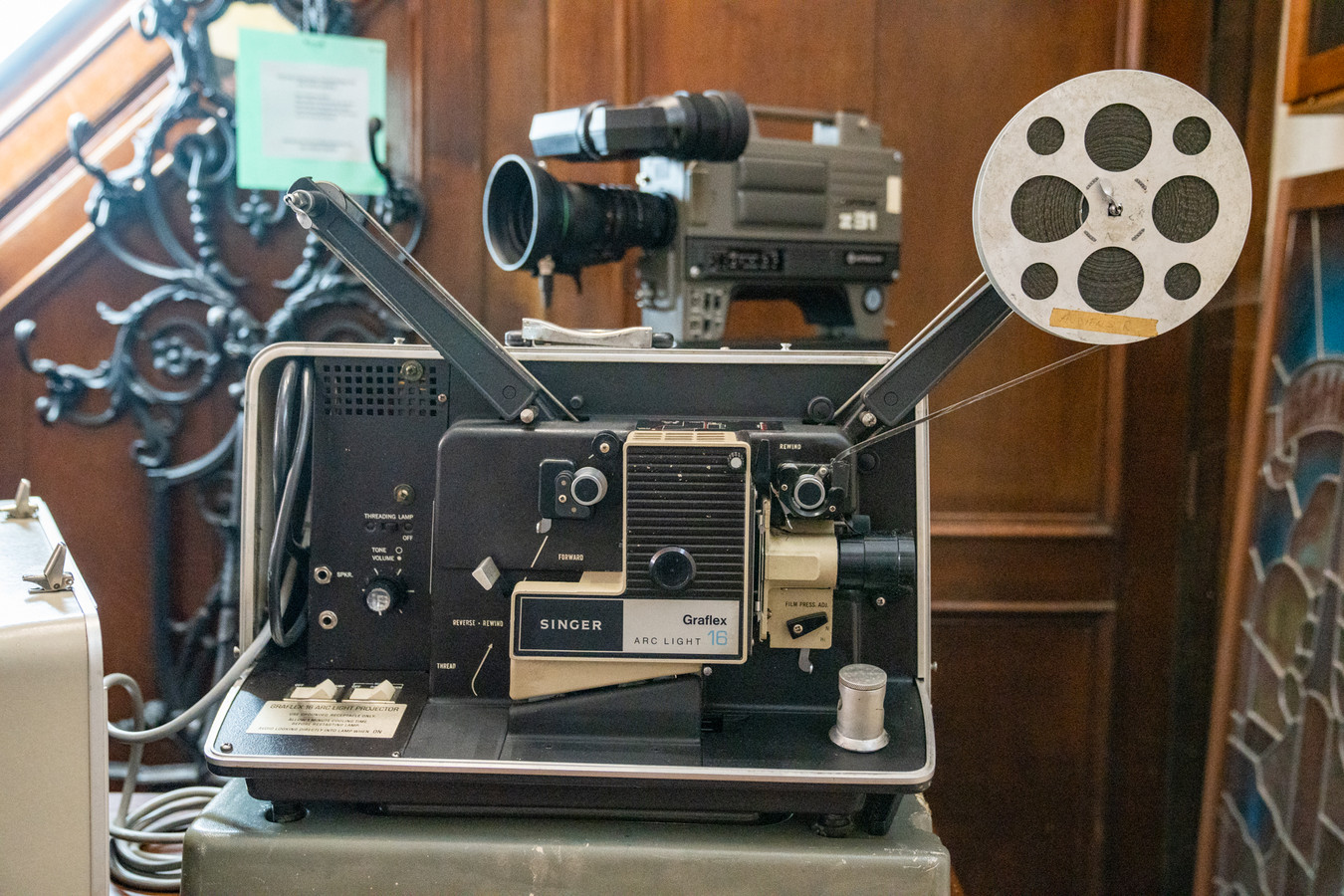 Gaston (79) stelt oude camera’s en projectoren tentoon in heemmuseum ...