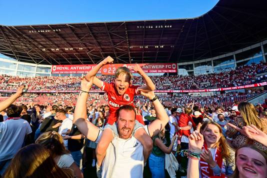 HERBELEEF. Antwerpse supporters in extase na titelwinst: “Je wil op dit ...