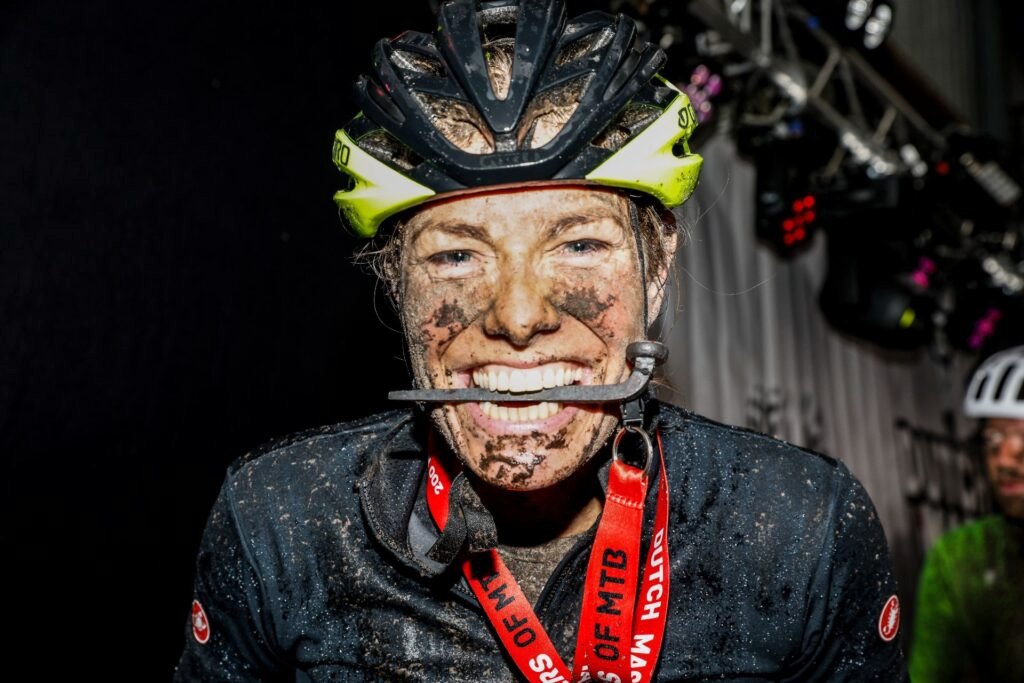 Opnieuw nemen de weergoden de Haarlese mountainbikester Amanda Slot ...