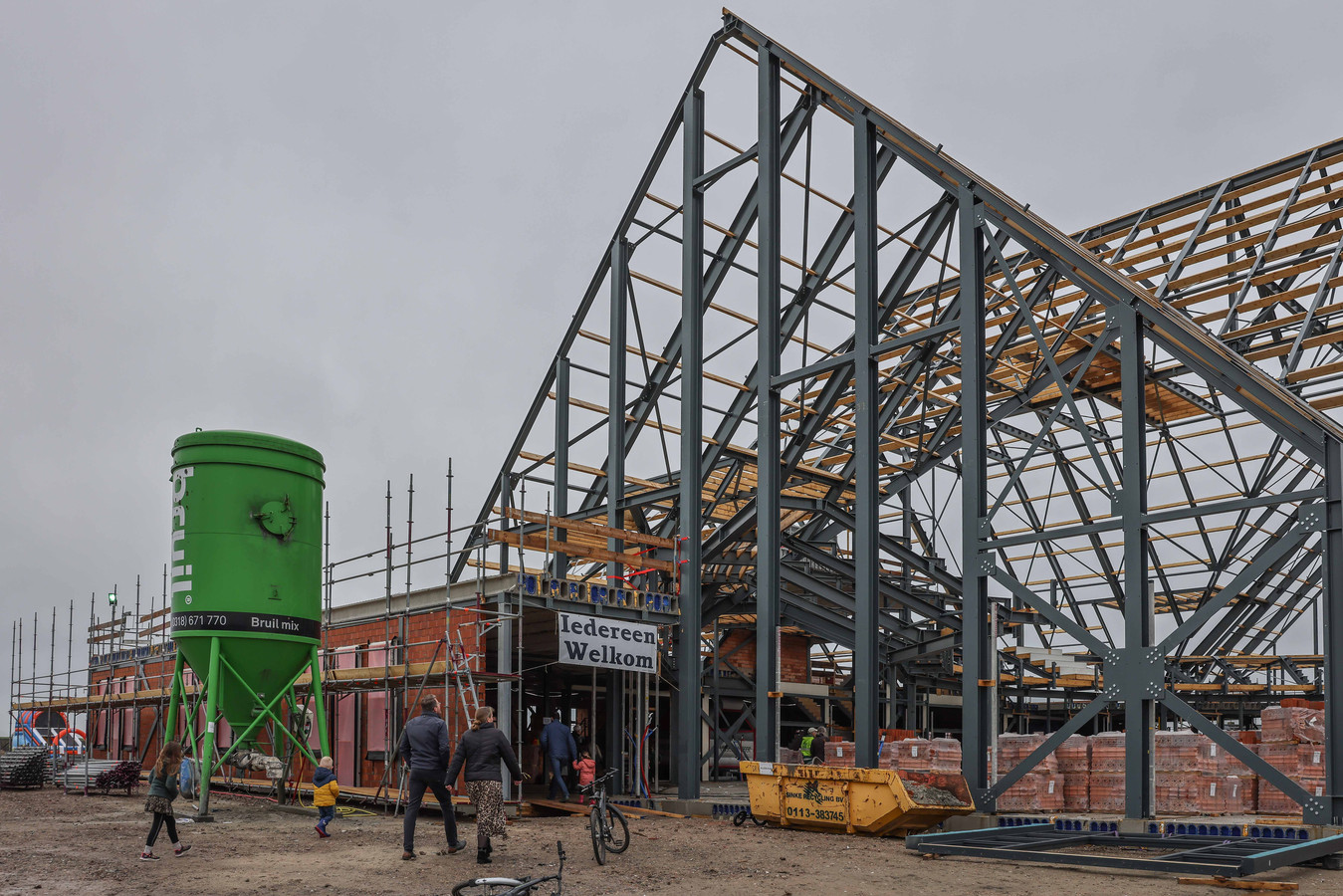 Ook van dichtbij maakt de nieuwe gereformeerde kerk in Yerseke indruk ...