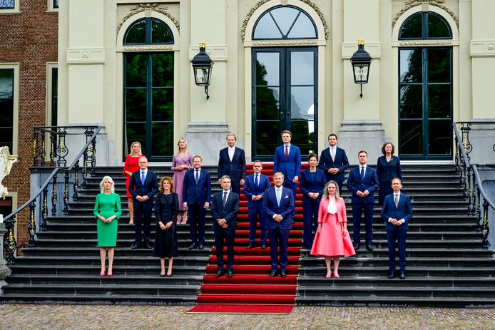 Voorbijgangers vangen glimp op van nieuwe ministersploeg: ‘Niet zo ...