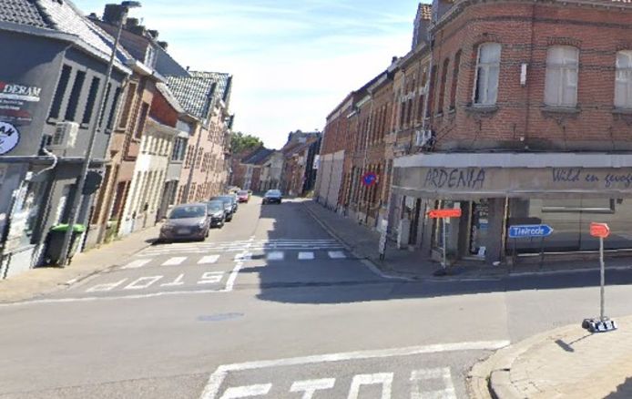 Gedrogeerde bromfietser rijdt zonder te stoppen kruispunt op: man wordt ...