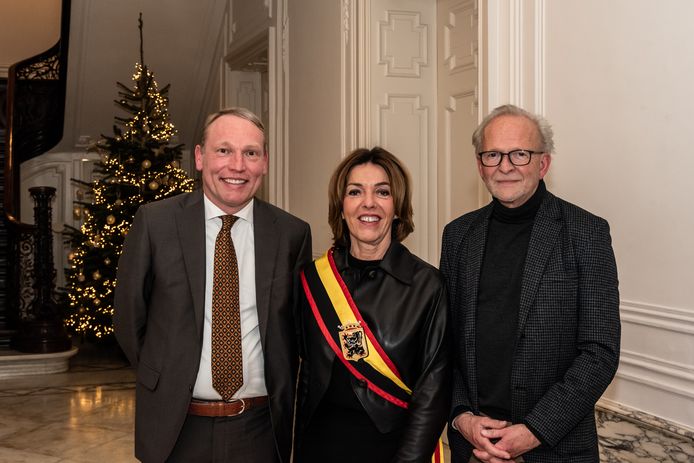 Geert Hermans legt eed af als nieuwe burgemeester, wissel Hermans en ...