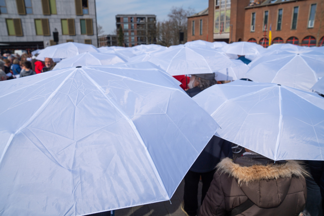 Mortsel herdenkt bombardement uit WO II met 936 witte paraplu’s: “Die ...
