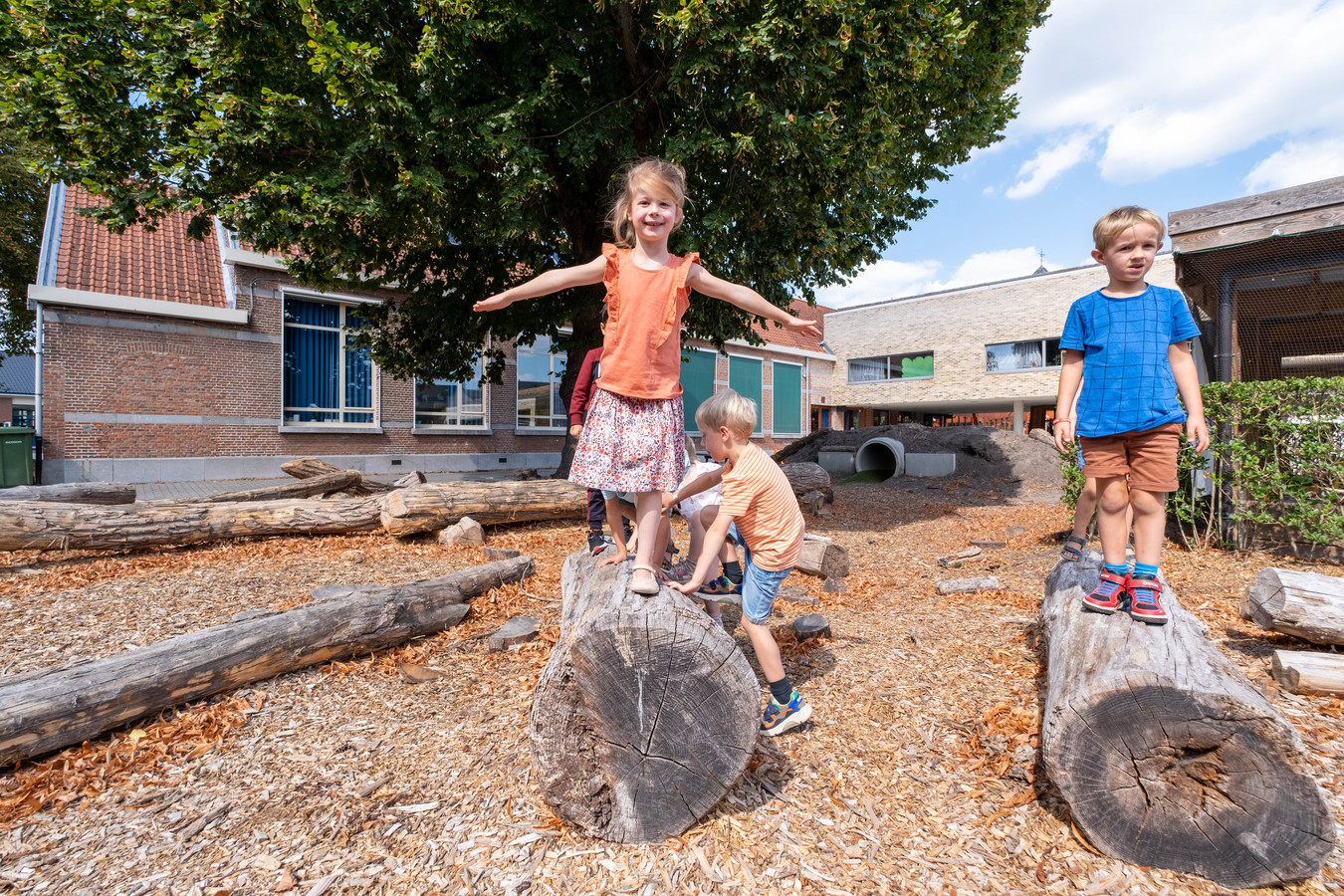 Kinderen van basisschool GeBo en kleuterschool GEKKO leven zich samen ...