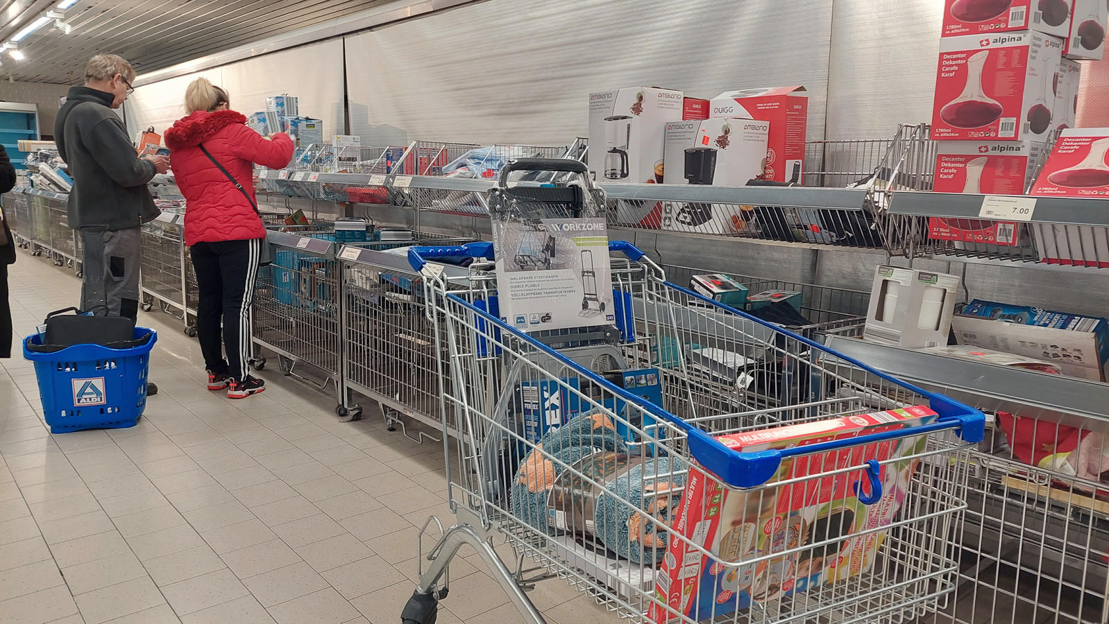 Aldi opent tijdelijke outletwinkel in gesloten filiaal aan Rooseveltlaan | Foto | hln.be