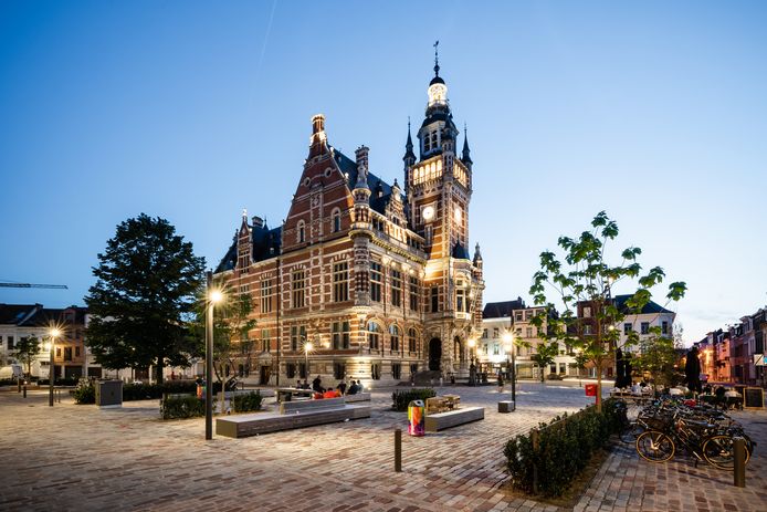 En plots laat de beiaard van Borgerhout zijn klokken horen, maar dan wel midden in de nacht ...