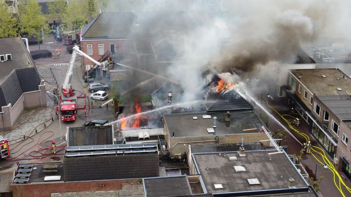 NL-Alert verstuurd wegens zeer grote brand in restaurant in Leek | 112 ...