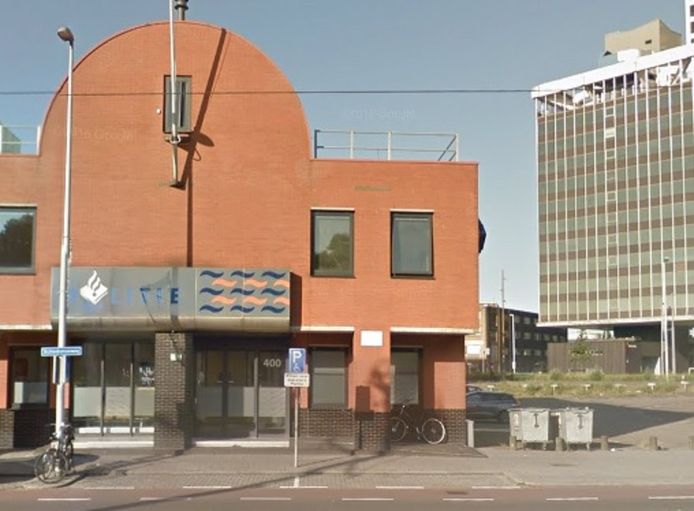 Rotterdammer haalt wapen tevoorschijn op politiebureau | Rotterdam | AD.nl