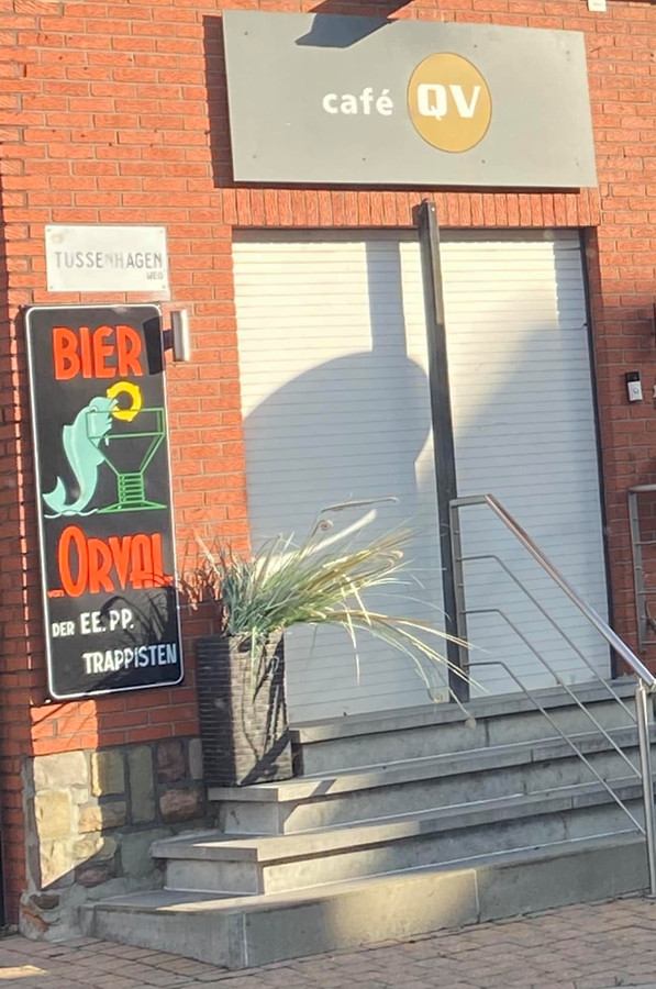 KIJK. Mankende dief neemt de tijd om waardevolle Orval-reclame van ...