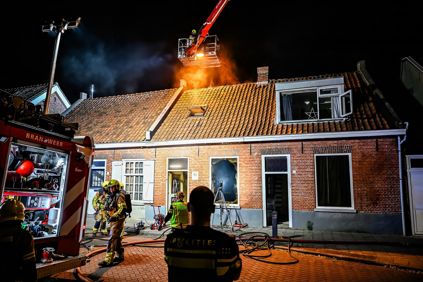 Bewoner raakt gewond bij uitslaande brand in Tilburgse woning ...