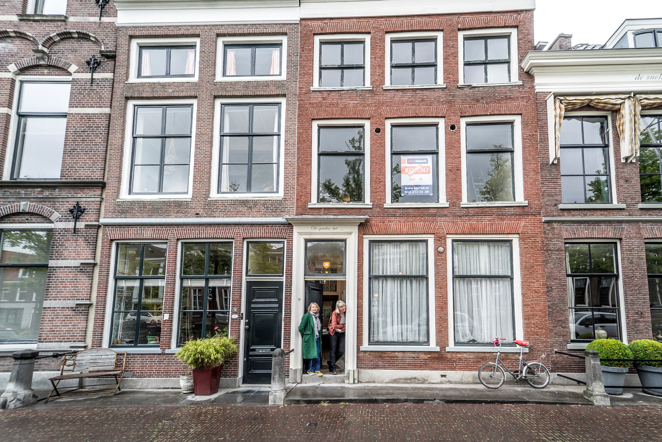 Huis Anne Frank staat even aan het Noordeinde in Delft voor filmopnames ...