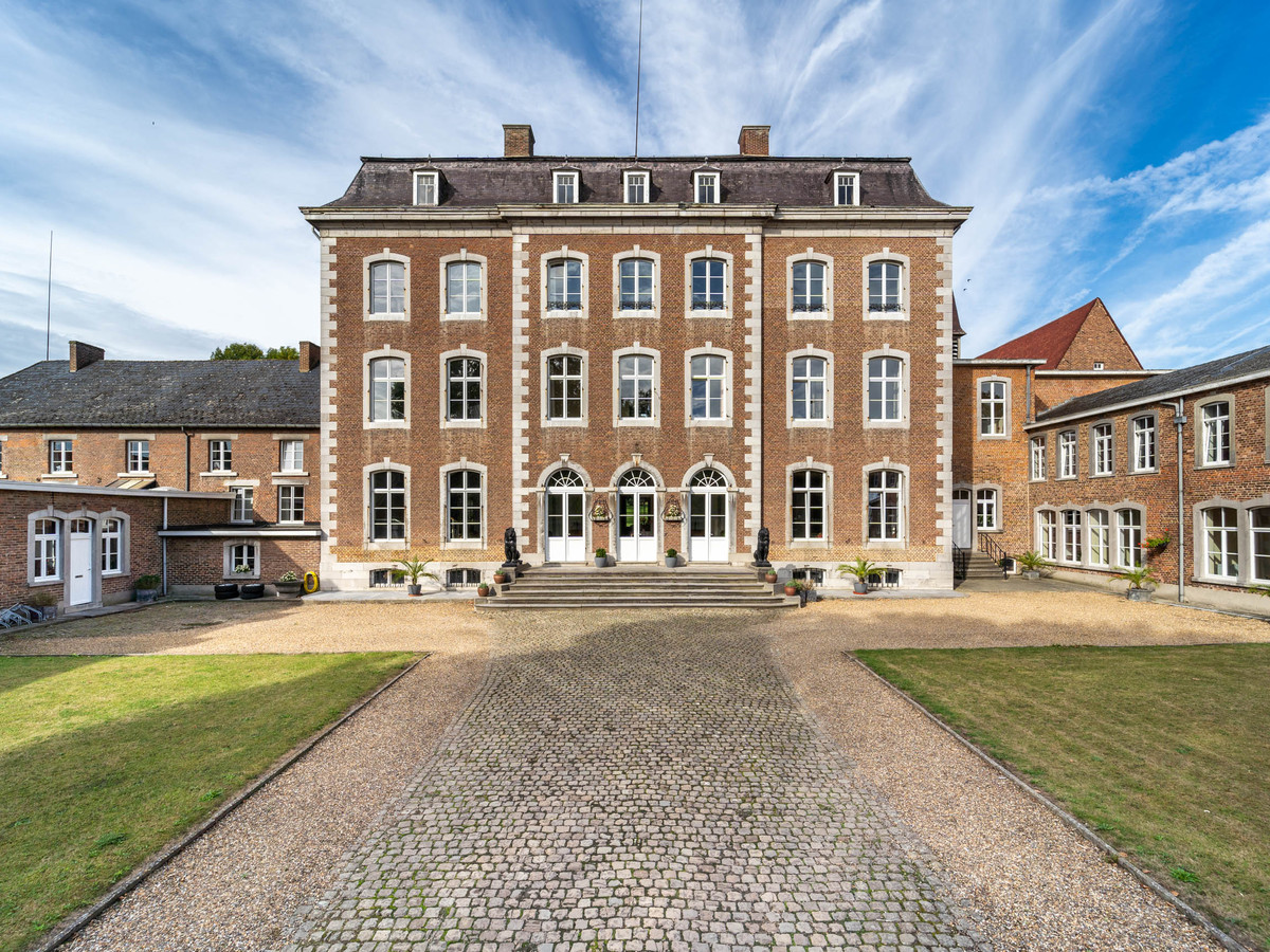 BINNENKIJKER. Wonen op de set van Rundskop in stulpje met 20 ...