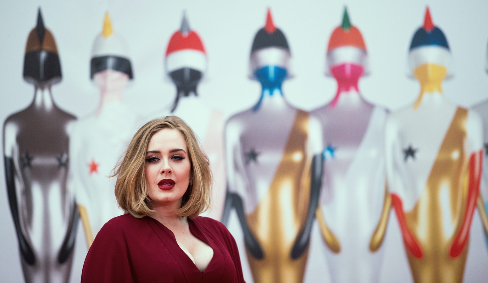 Adele, métamorphosée, renfile une ancienne robe et dévoile sa nouvelle ...