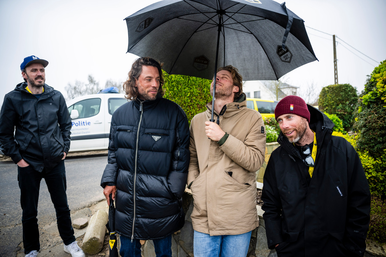 Bidons uitdelen en wielen vervangen met Nathan Van Hooydonck tijdens E3 ...