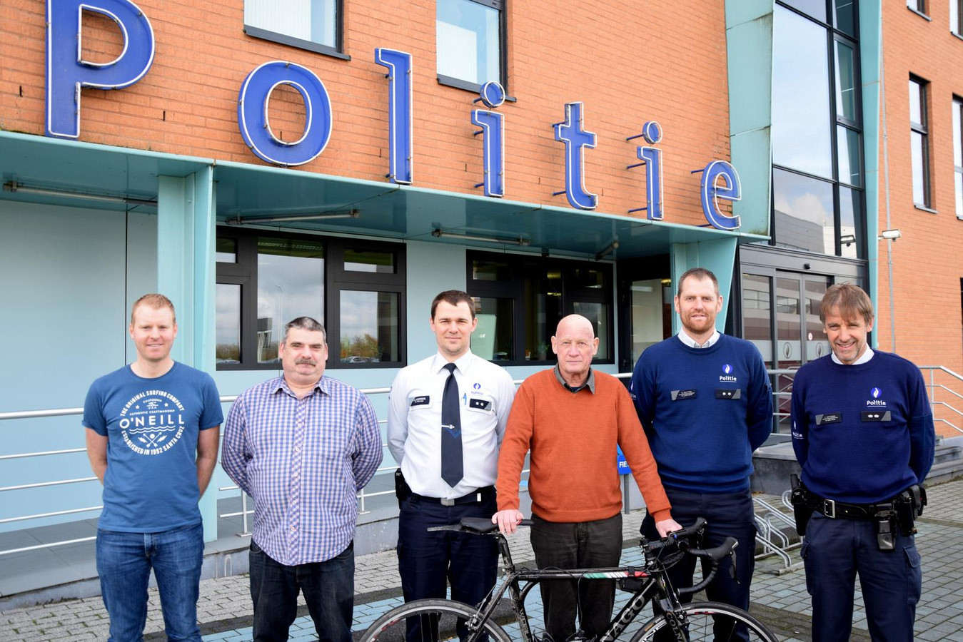 Ga fietsen met politie Arro Ieper | Foto | hln.be