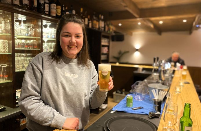 NET OPEN. Justine (23) van ‘t Rietje is jongste cafébazin van Kortrijk ...