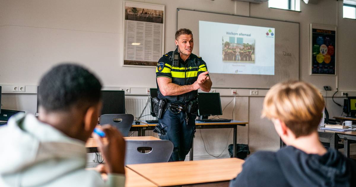 Politieagent Stef van Bureau Arnhem geeft gastles over geld: ‘Ik wil ...