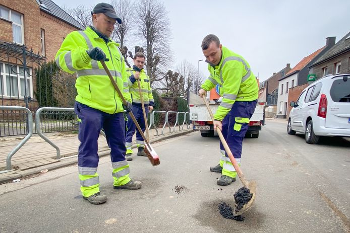 KIJK. Zo maken gemeentearbeiders de wegen klaar voor de ...