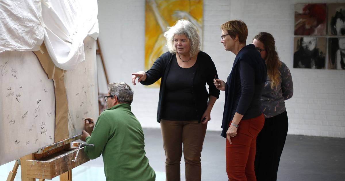 Helpers Het Lindegroen signeren kunstwerk Lieve Bollaert | Halle | hln.be