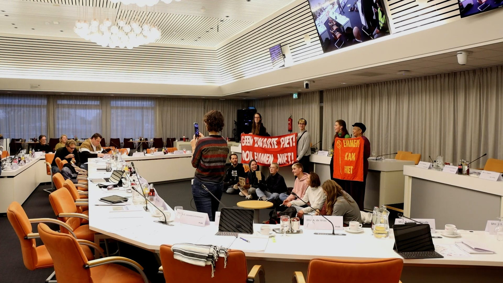 Nog zeven ‘rebellen’ vast na actie tegen Zwarte Piet in Emmen | Foto ...