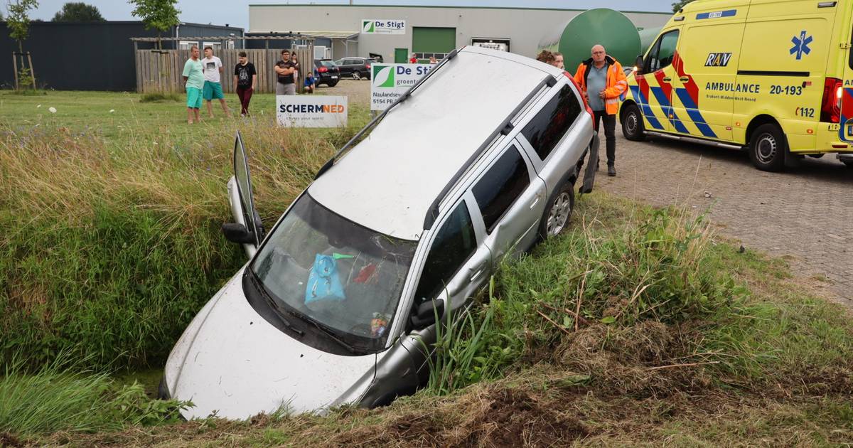 Twee gewonden bij botsing in Elshout, voertuig belandt in de sloot ...