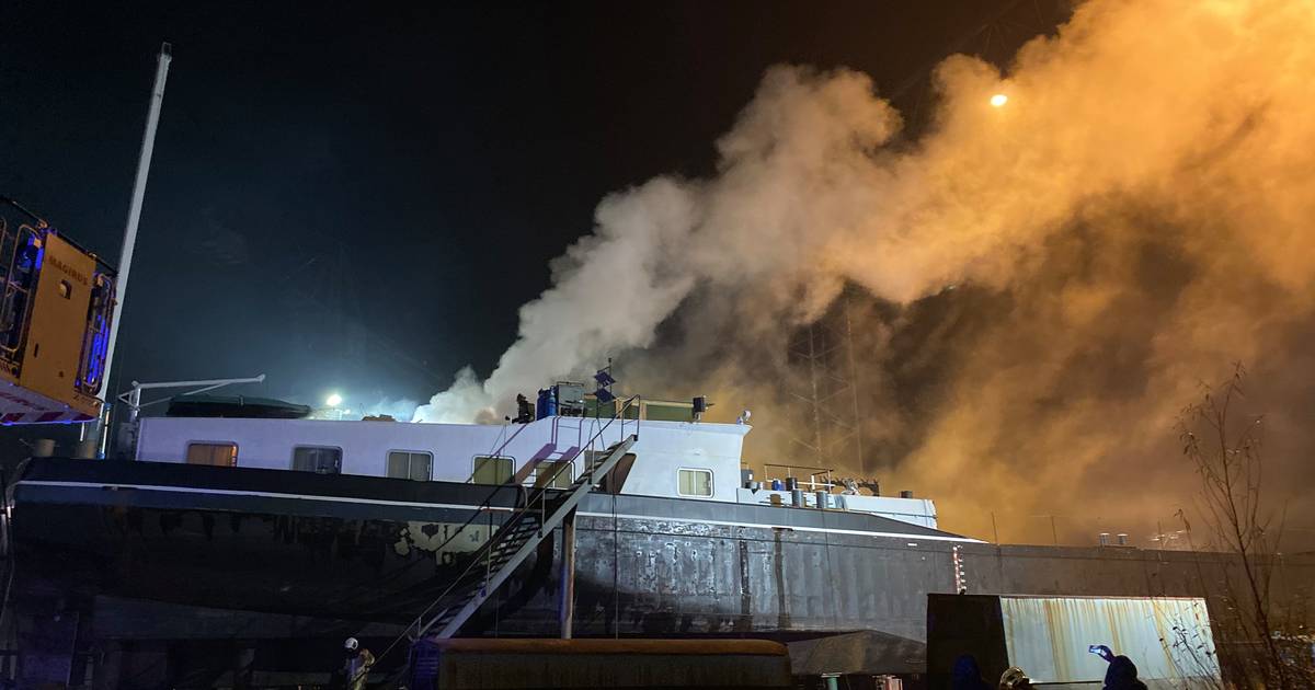 Brand op binnenschip aan de Schelde in Hemiksem: géén slachtoffers ...