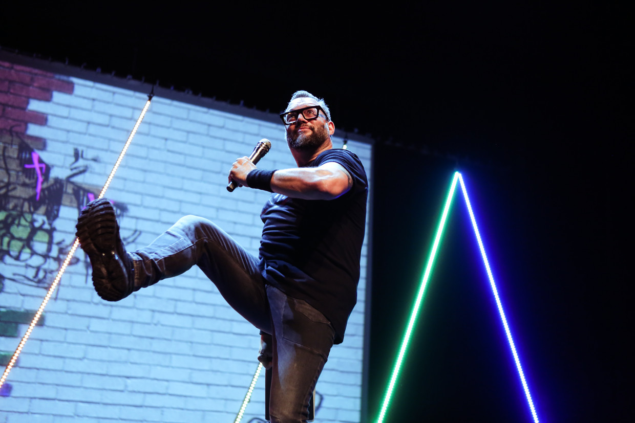 Na ‘Wake Me Up When It’s Over’ van Alex Agnew kijk je toch heel anders ...