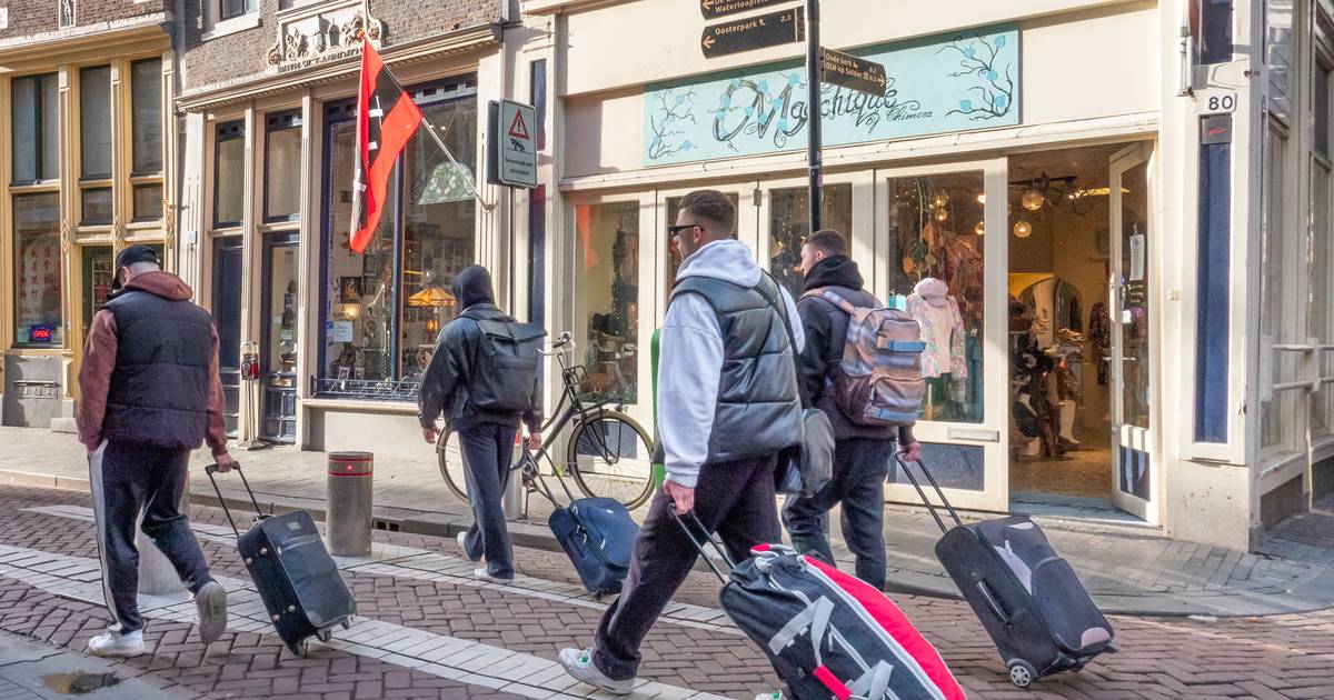 “Stay Away”: Amsterdam is dronken buitenlandse toeristen spuugzat en ...