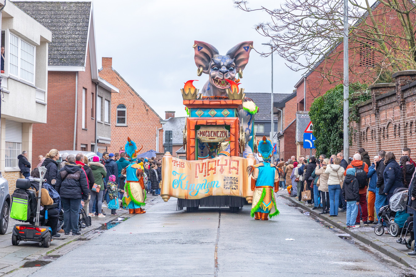 Moerzeke carnaval schot in de roos, massa volk langs de kant | Foto ...