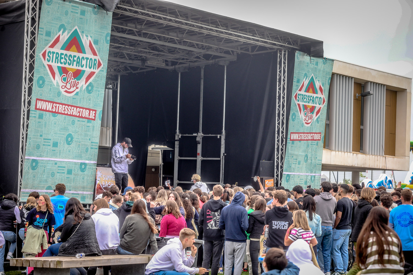 Leerlingen Athena Oostende gaan uit de bol tijdens festival stressfactor live | Foto | hln.be