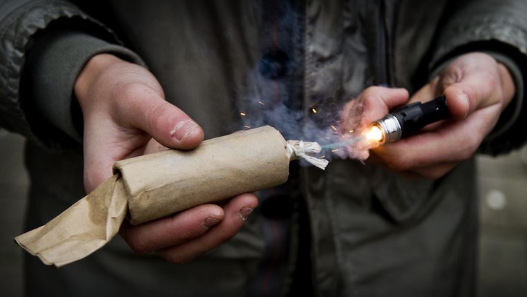 Jongen (12) zwaargewond na 'aanslag' met vuurwerkbom | Het Parool
