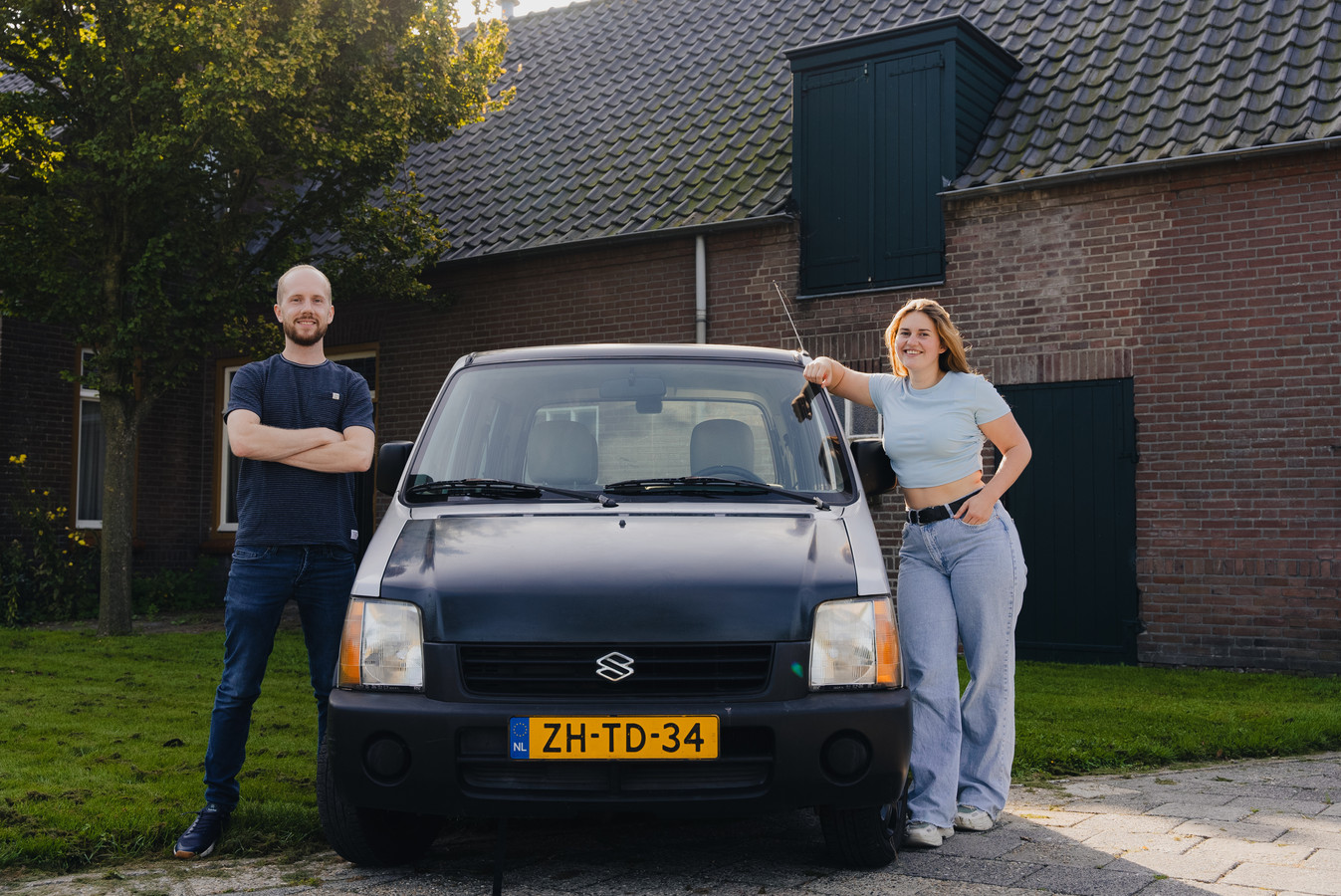 Brabantse Carien en Pepijn gaan met 25 jaar oude Suzuki 16.000 ...