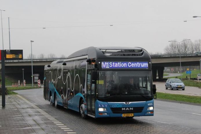 Almeerse busvervoerder roept studenten op andere bussen te nemen ...