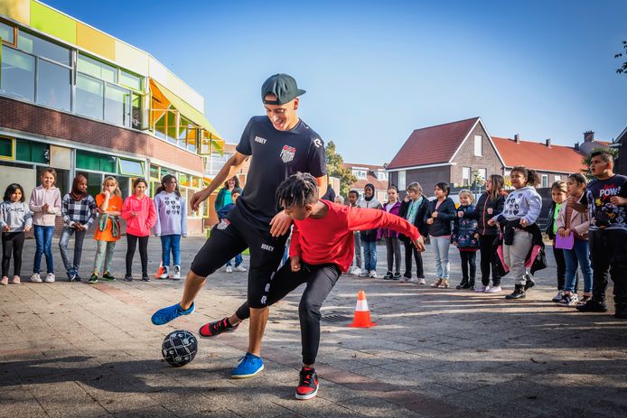 Wereldkampioen Nasser El Jackson voetbalt voor kinderen die geen geld ...