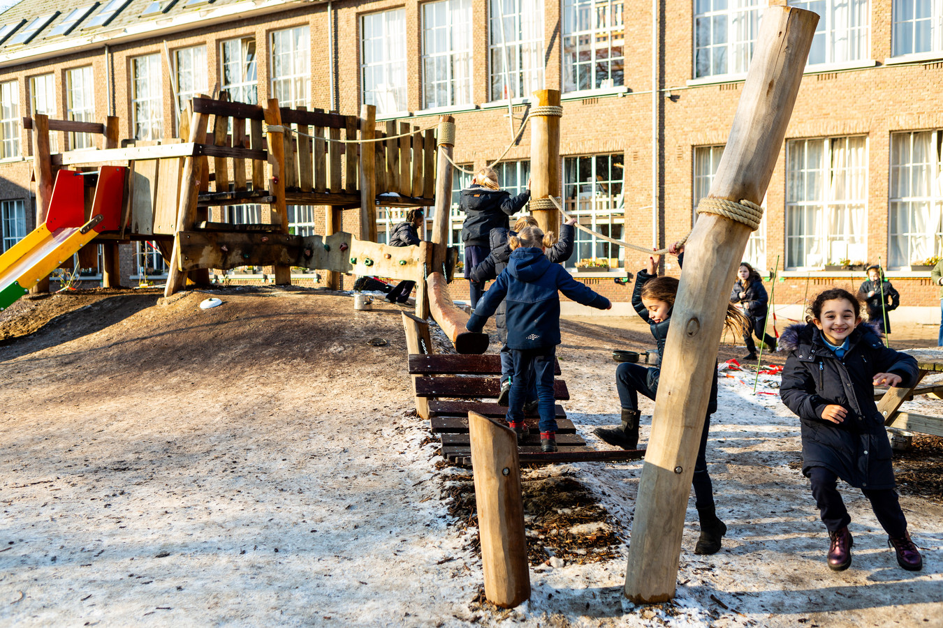 KIJK. Basisschool Zilverenhoek investeert fors in meer groen (nu met een laagje sneeuw) en ...
