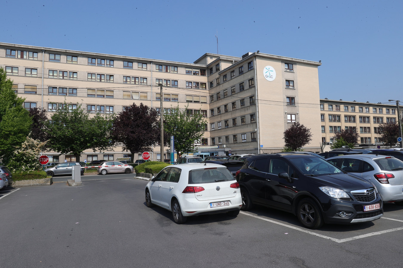 Moeder vergeet baby in warme auto op parking van ziekenhuis Charleroi ...
