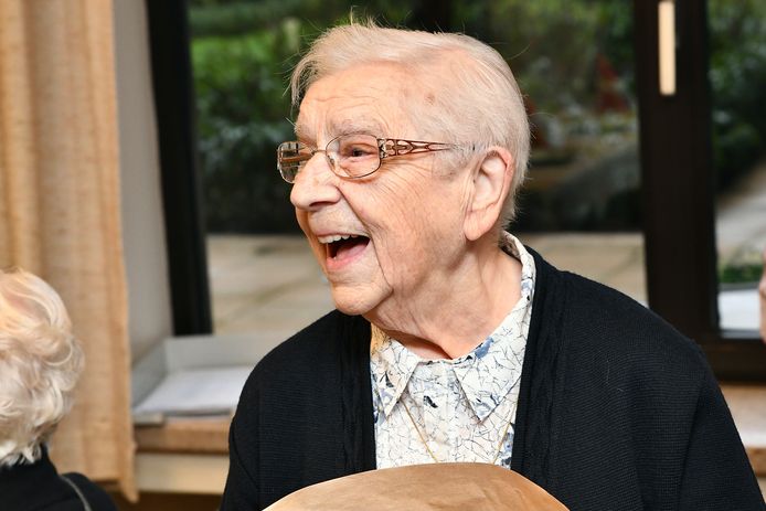 Vorig jaar nog in het ziekenhuis, nu viert zuster Hilda haar 101e ... Vorig jaar nog in het ziekenhuis, nu viert zuster Hilda haar 101e ...