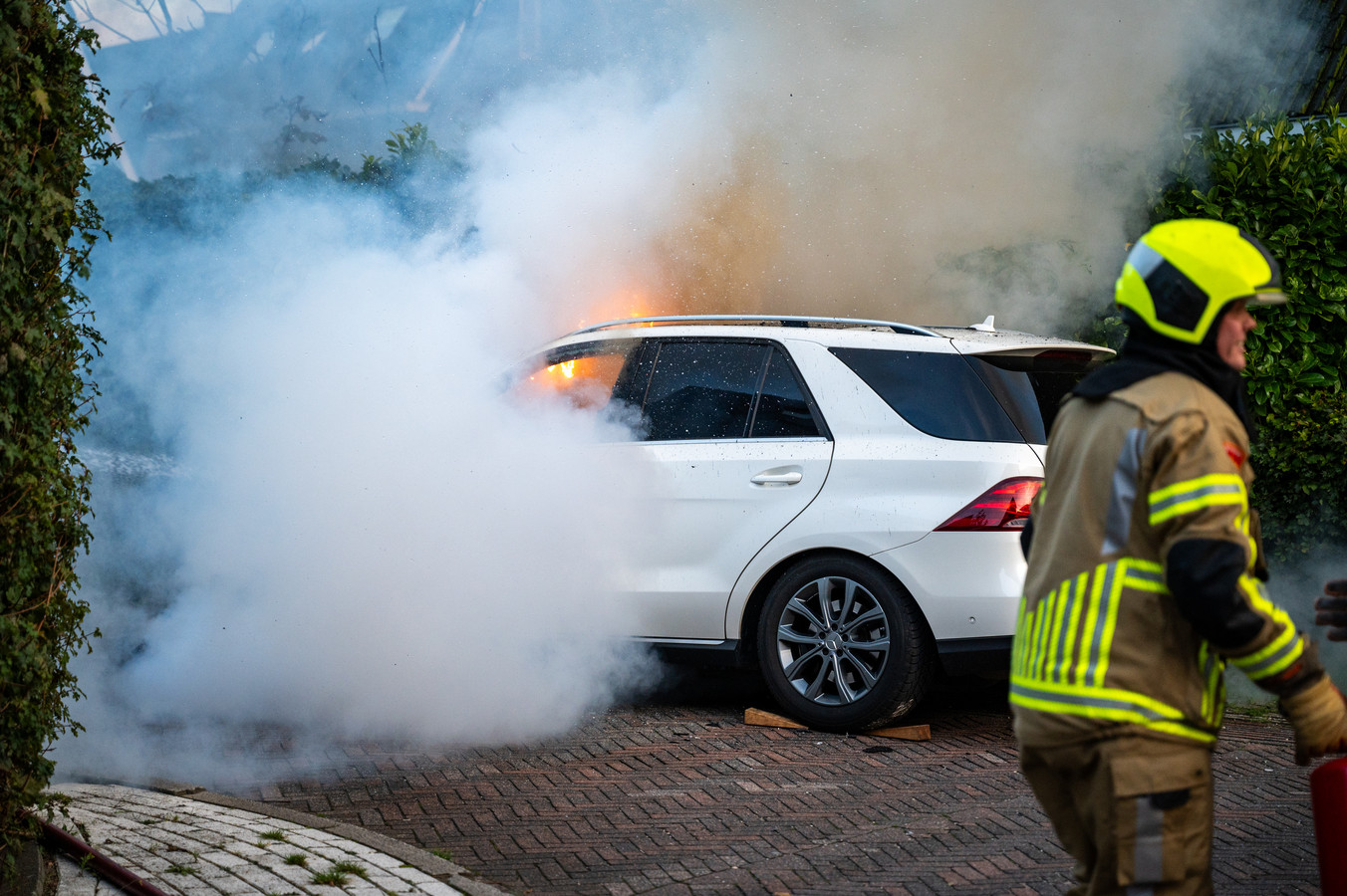 Dure auto vliegt tijdens rijden in brand | Foto | AD.nl Dure auto vliegt tijdens rijden in brand | Foto | AD.nl