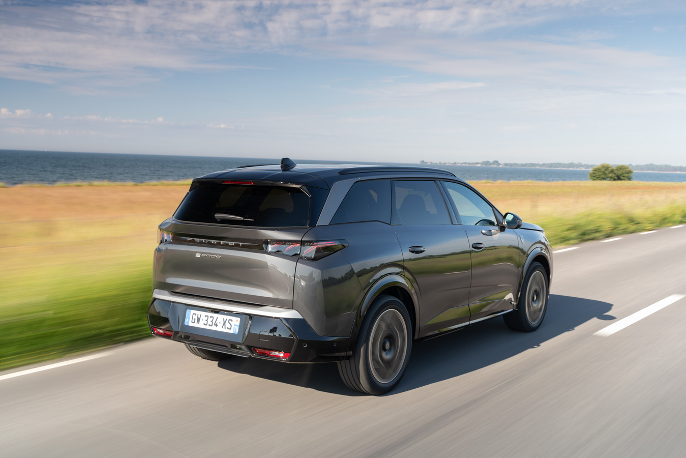 Met zeven man elektrisch op vakantie: zo rijdt de nieuwe Peugeot e-5008 ...