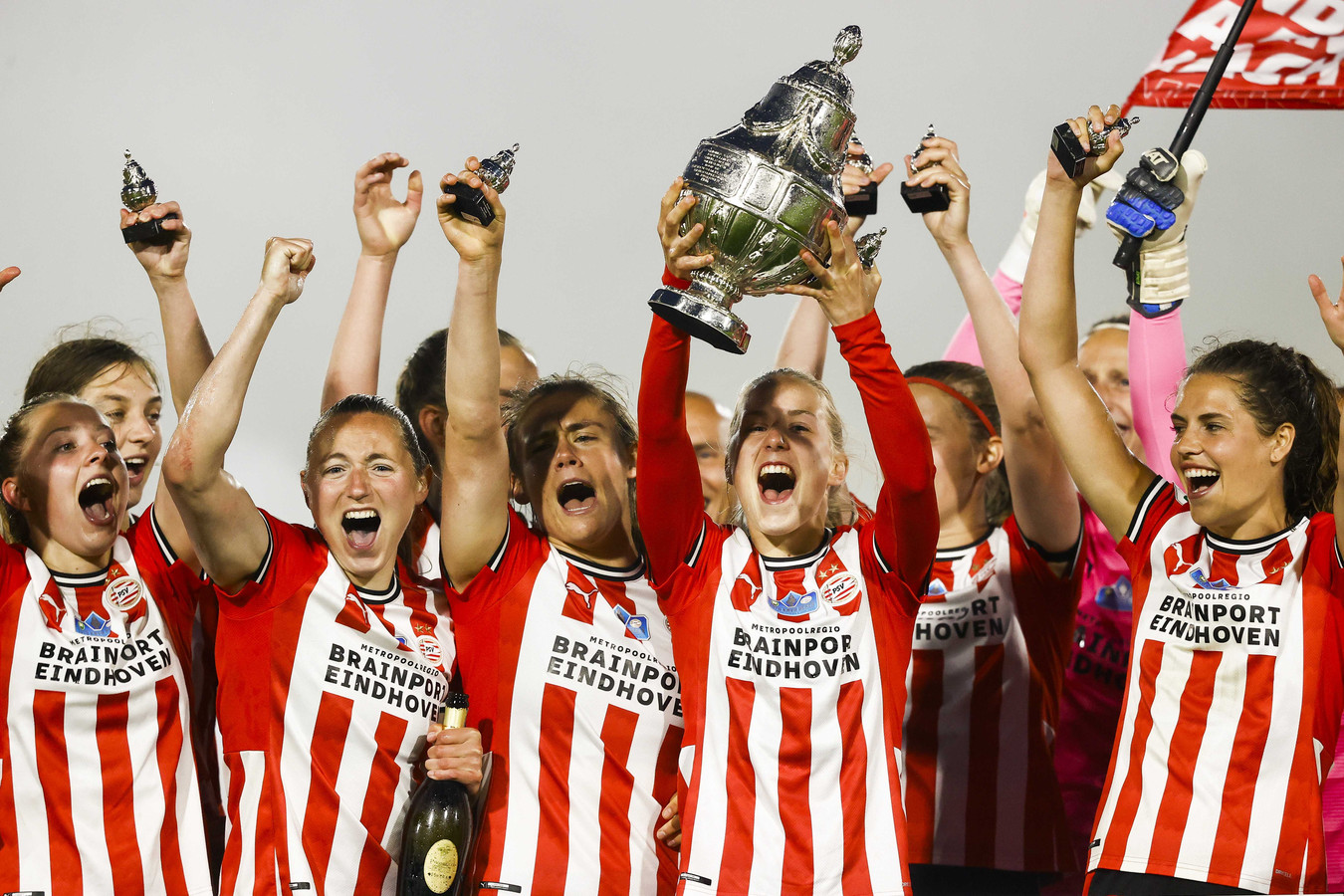 Vrouwen PSV pakken met bekerwinst eerste prijs in de geschiedenis ...