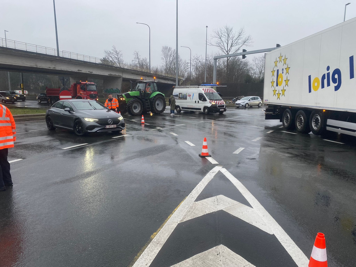 KIJK. 40-tal tractoren blokkeren Turborotonde in Gent: “Al die ...