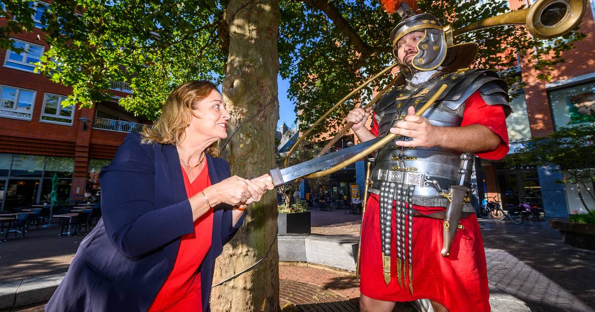 Vrouwelijke gladiatoren die elkaar de hersenen inslaan tijdens gevecht ...