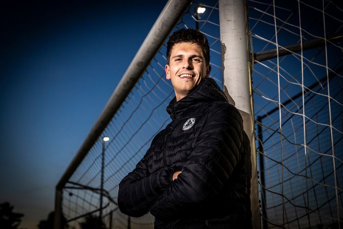 Bij Enter Vooruit staat ex-keeper Robert Velten tegenwoordig in het ...
