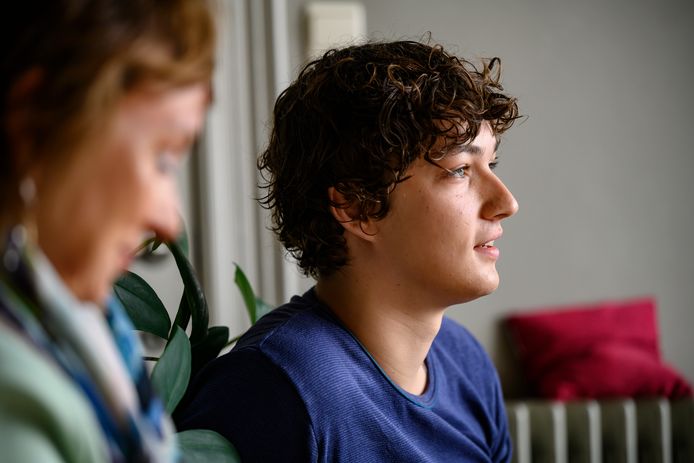 Internationaal model Dante (20), zoon van schepen Tatjana Scheck, stapt ...