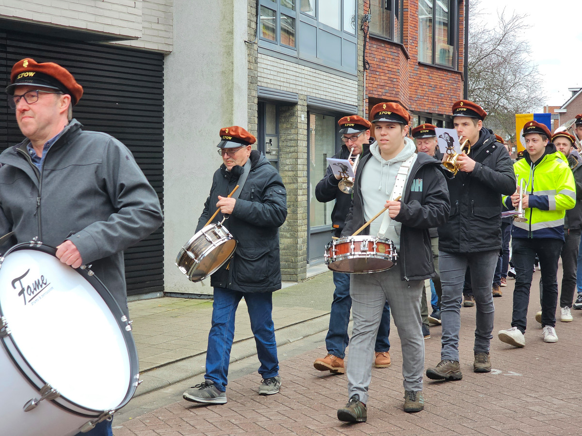 KIJK. Peer Stoet moet het wegens panne zonder echte prinsenwagen ...